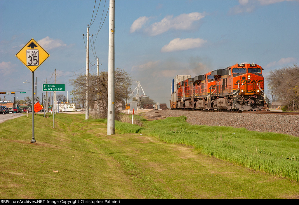 BNSF 7124 Leads Z-WSPALT8-22